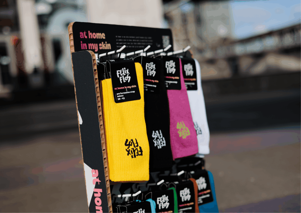 Felix Flos display voor sokken – Professionele retailpresentatie